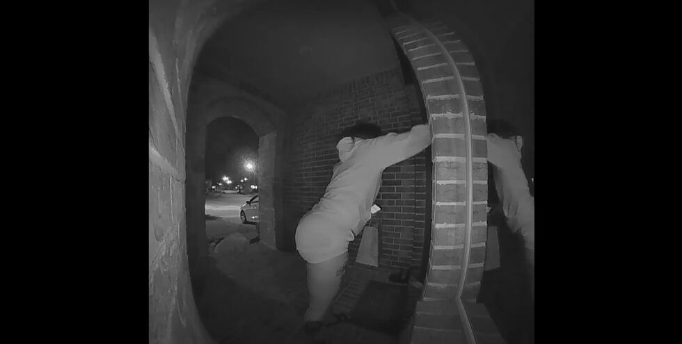 Caught Video Shows Fake Door Dash Delivery As An Attempt To Burglarize Home In Texas